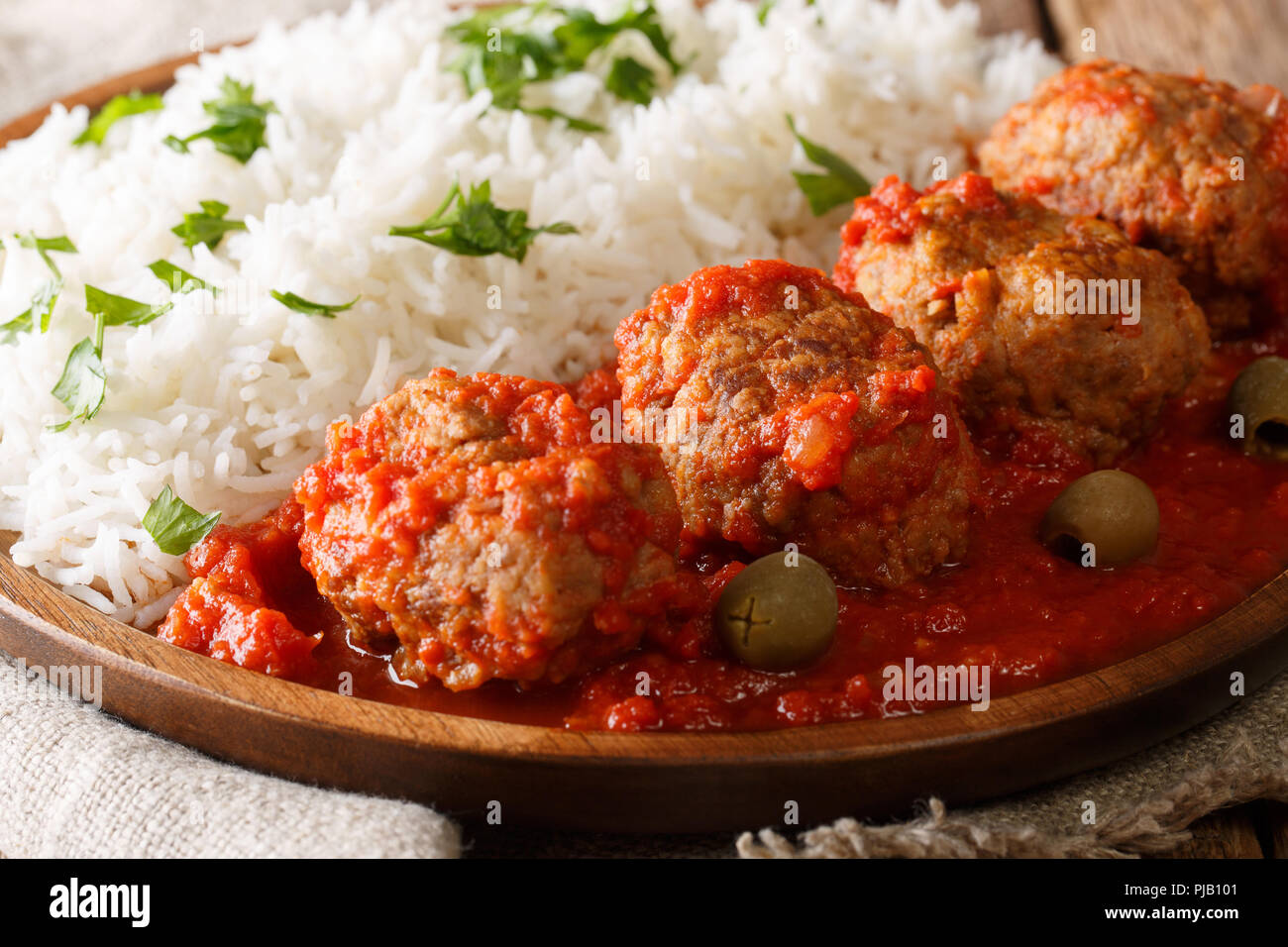 Traditional Soutzoukakia recipe (Greek baked Meatballs in tomato sauce ...