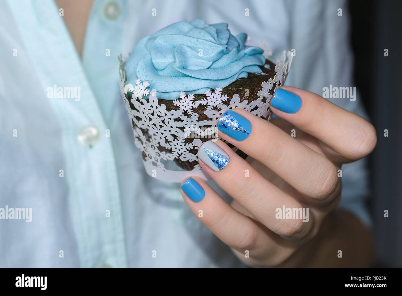 Cupcake in each hand hi-res stock photography and images - Alamy
