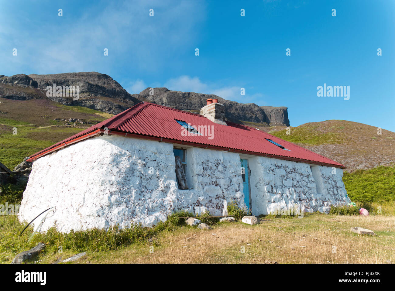 Traditional highland cottage hi-res stock photography and images - Alamy