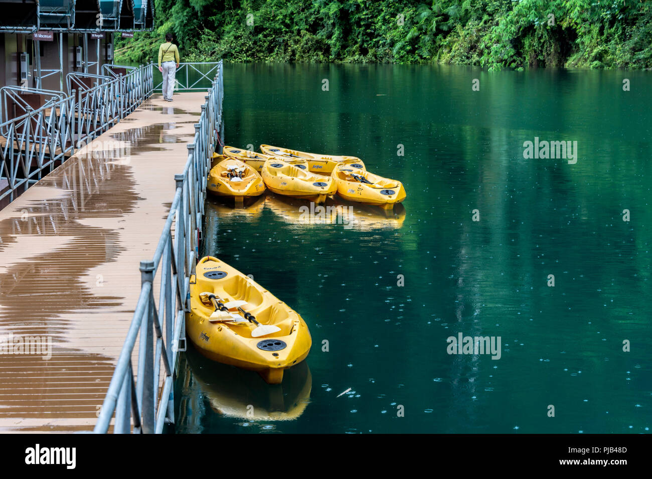 Yellow canoes hi-res stock photography and images - Alamy