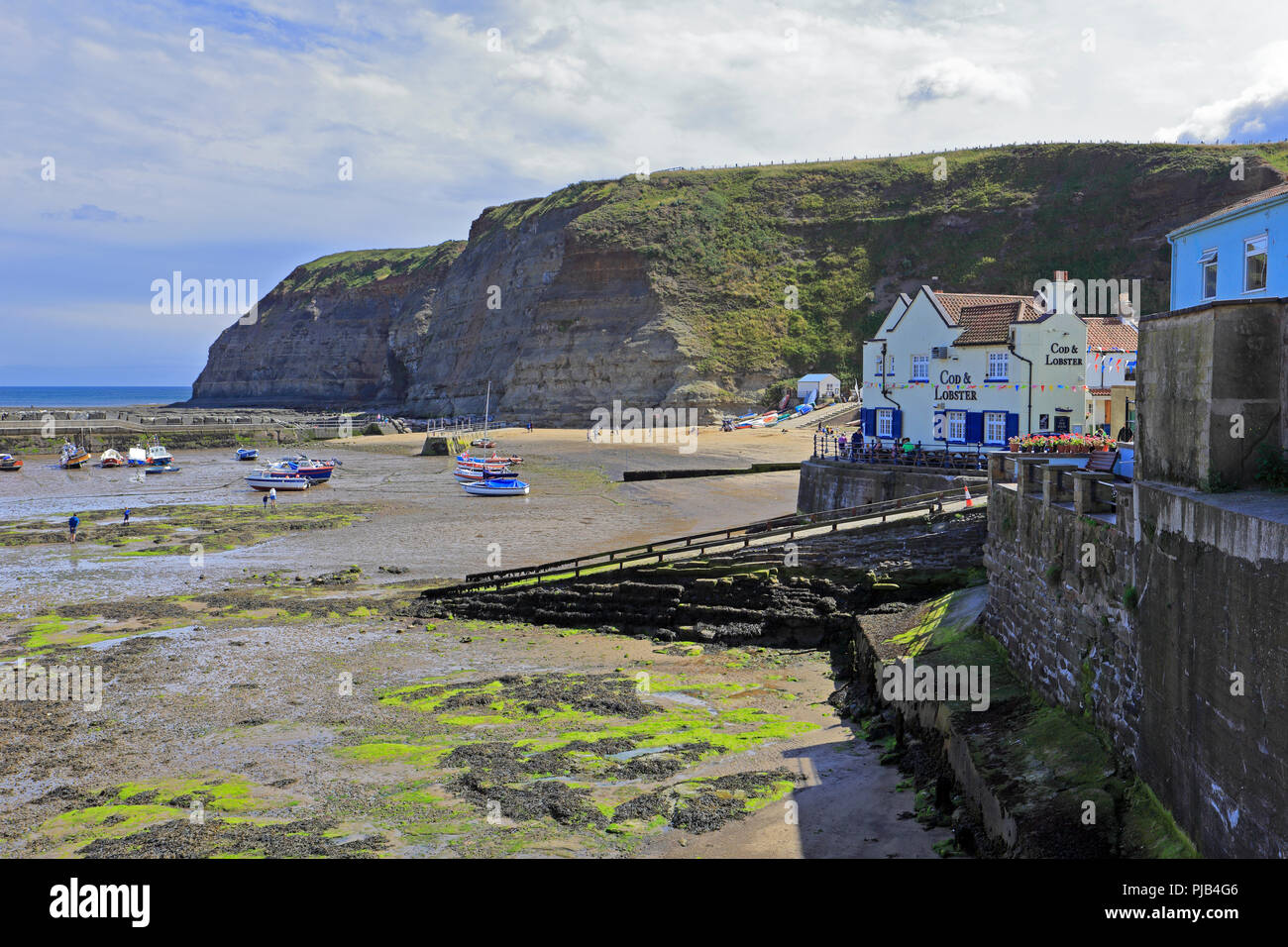 Staithes harbour hi-res stock photography and images - Alamy