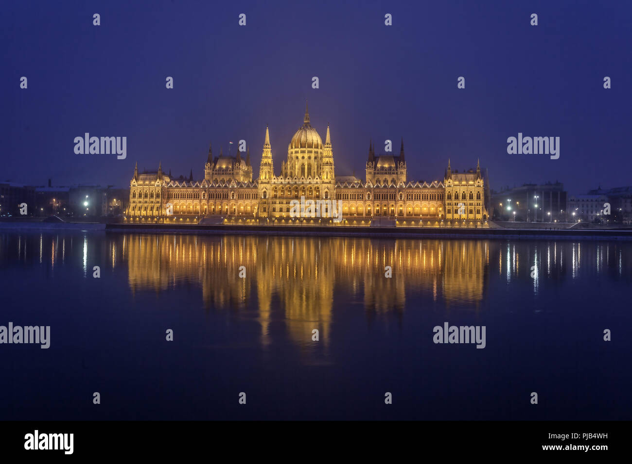 Budapest parliment night hi-res stock photography and images - Alamy