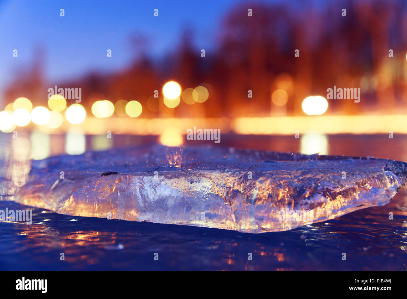 Very shiny snow with reflections hi-res stock photography and images ...