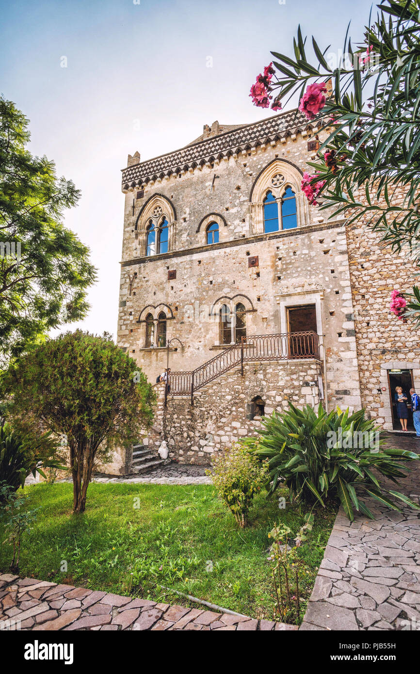 Medieval palace hi-res stock photography and images - Alamy