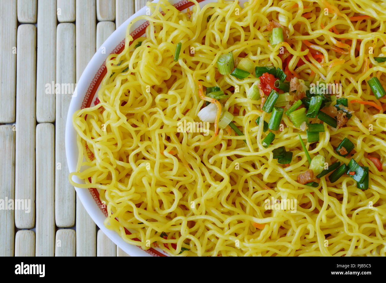 Chinese noodle topping chop spring onion on dish Stock Photo - Alamy