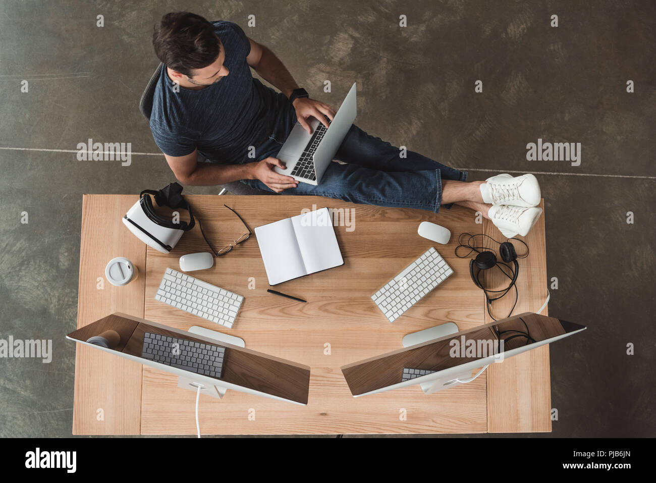 Overhead view young man vr hi-res stock photography and images - Alamy