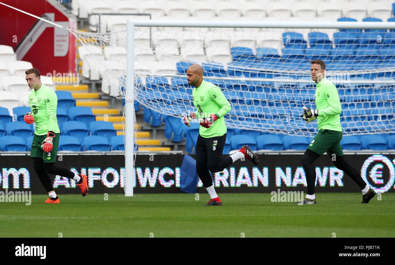 Republic of Ireland's goalkeepers Colin Doyle (right), Sean McDermott ...