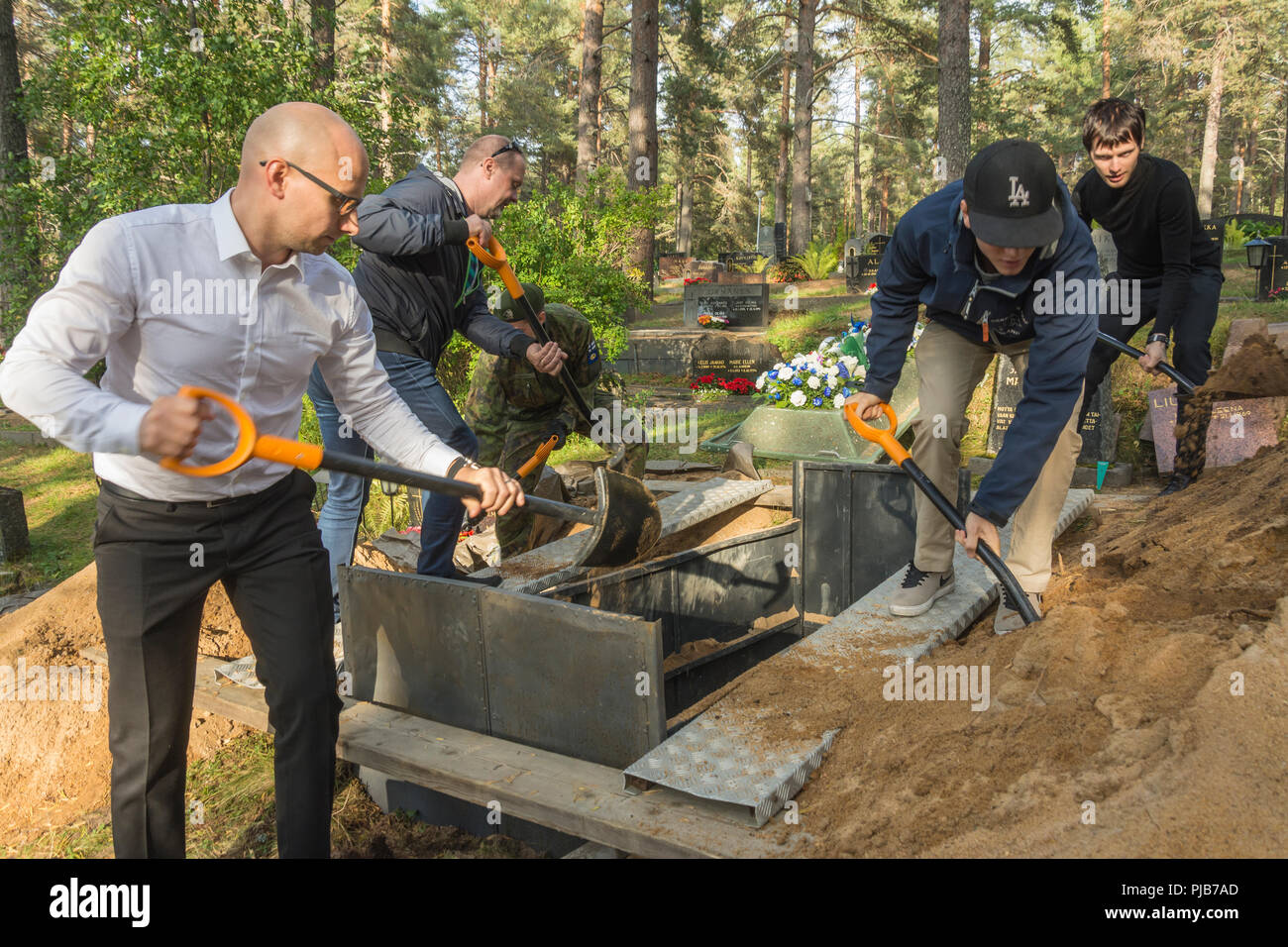 Grave Shovel Stock Photos & Grave Shovel Stock Images - Alamy