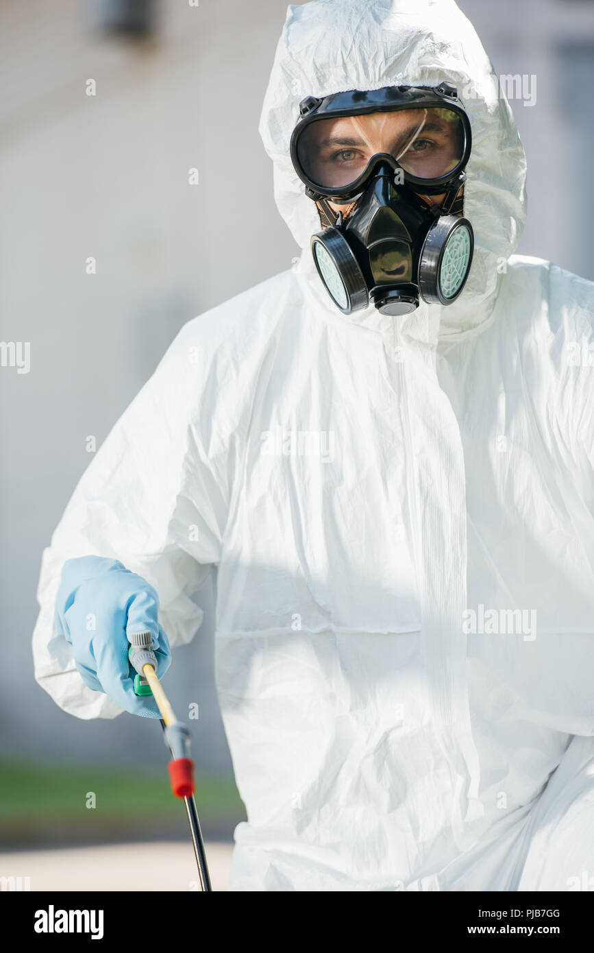 portrait of pest control worker in respirator looking at camera Stock ...