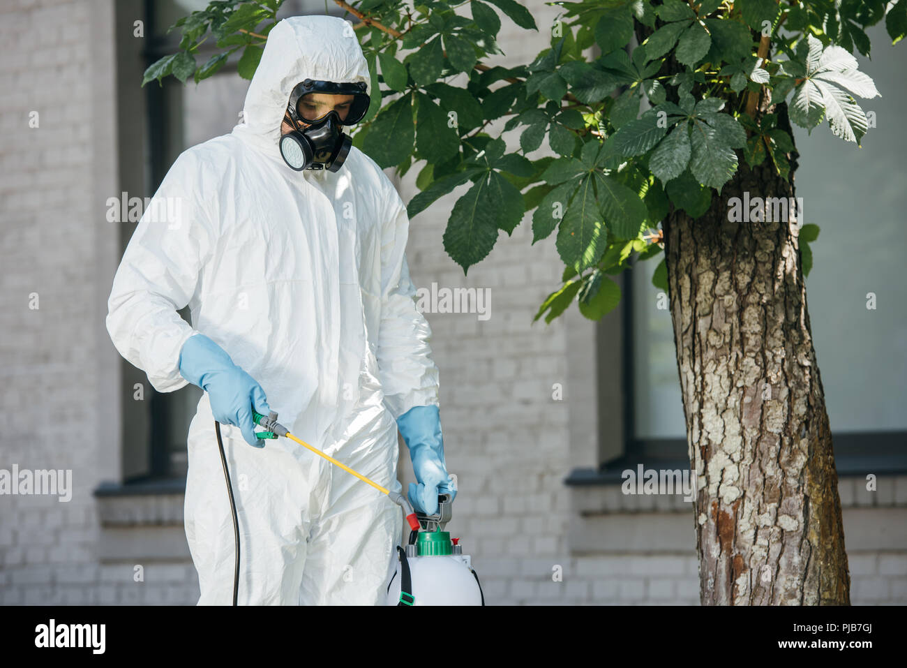 Worker spraying pesticides hi-res stock photography and images - Alamy