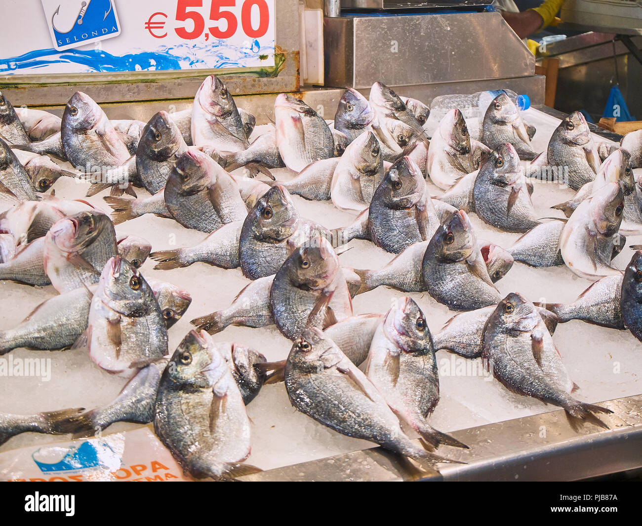 Fish display greece hi-res stock photography and images - Alamy