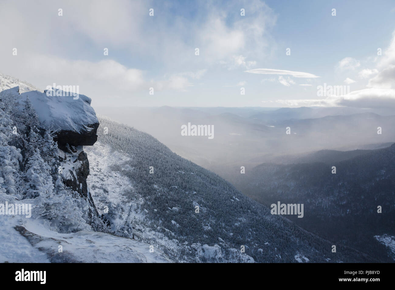 Carter Notch from along the Appalachian Trail (Carter-Moriah Trail) in ...