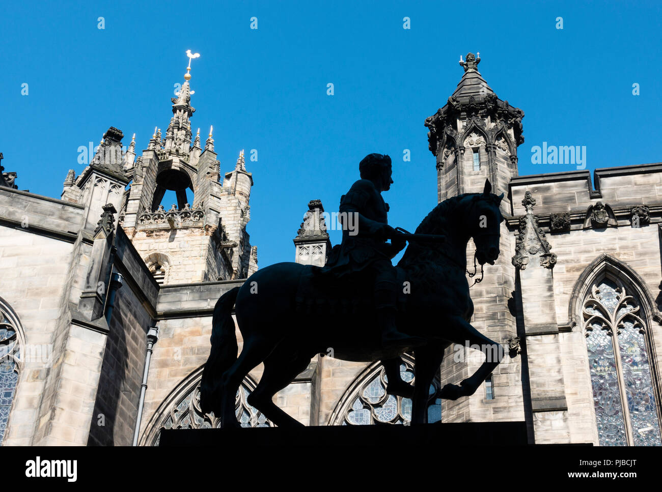 Statue of Charles II and St Giles Cathedral in Parliament Square , Old ...