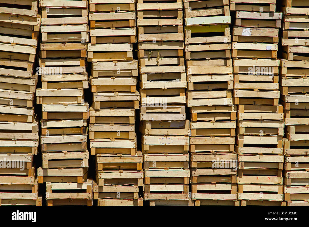 Big pile of wooden crates for fruits Stock Photo - Alamy