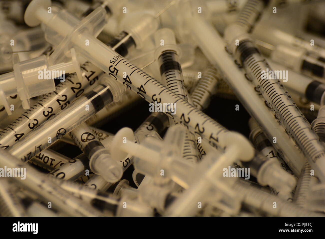 Used syringes hi-res stock photography and images - Alamy