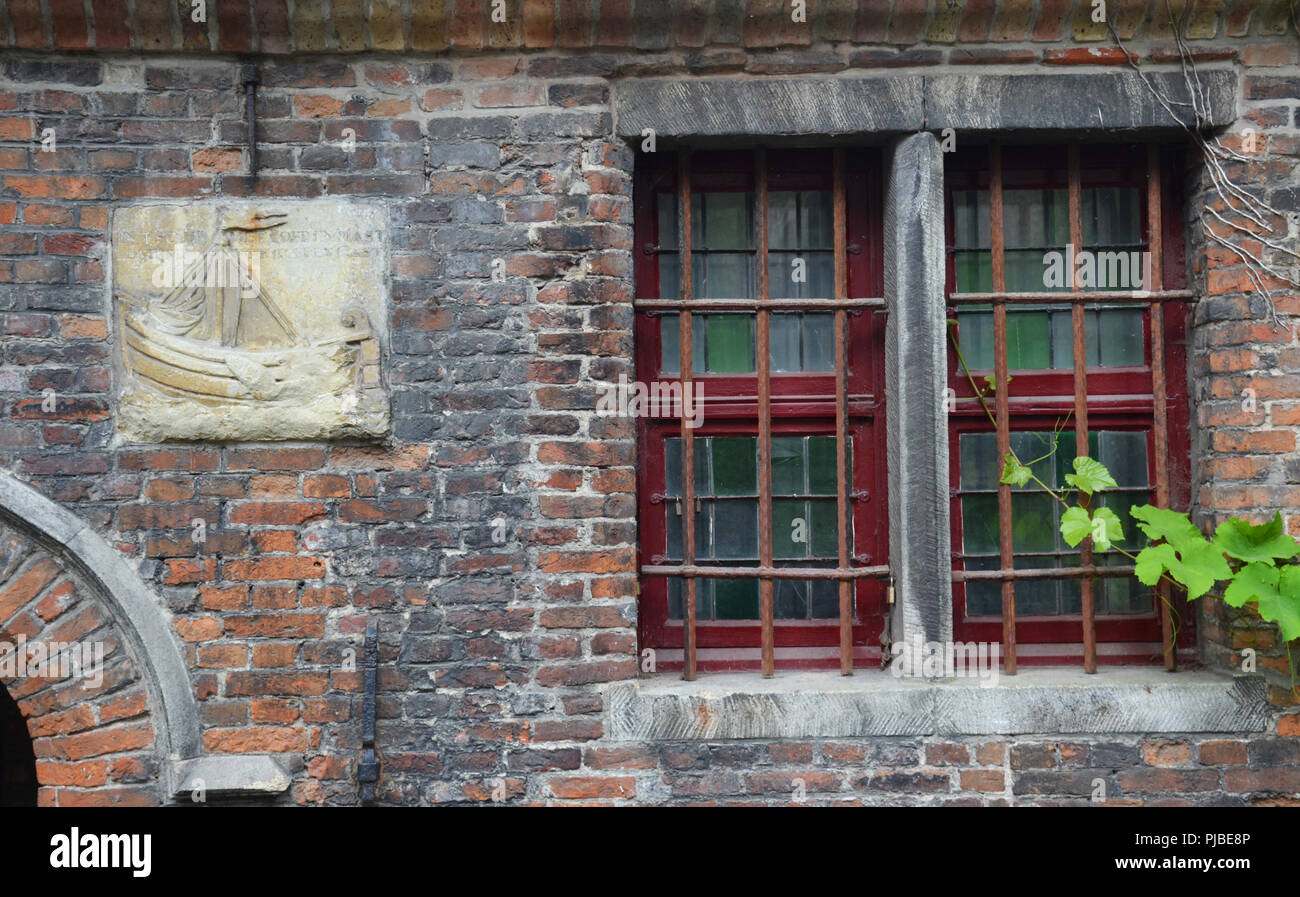 Facade house windows flower hi-res stock photography and images - Alamy