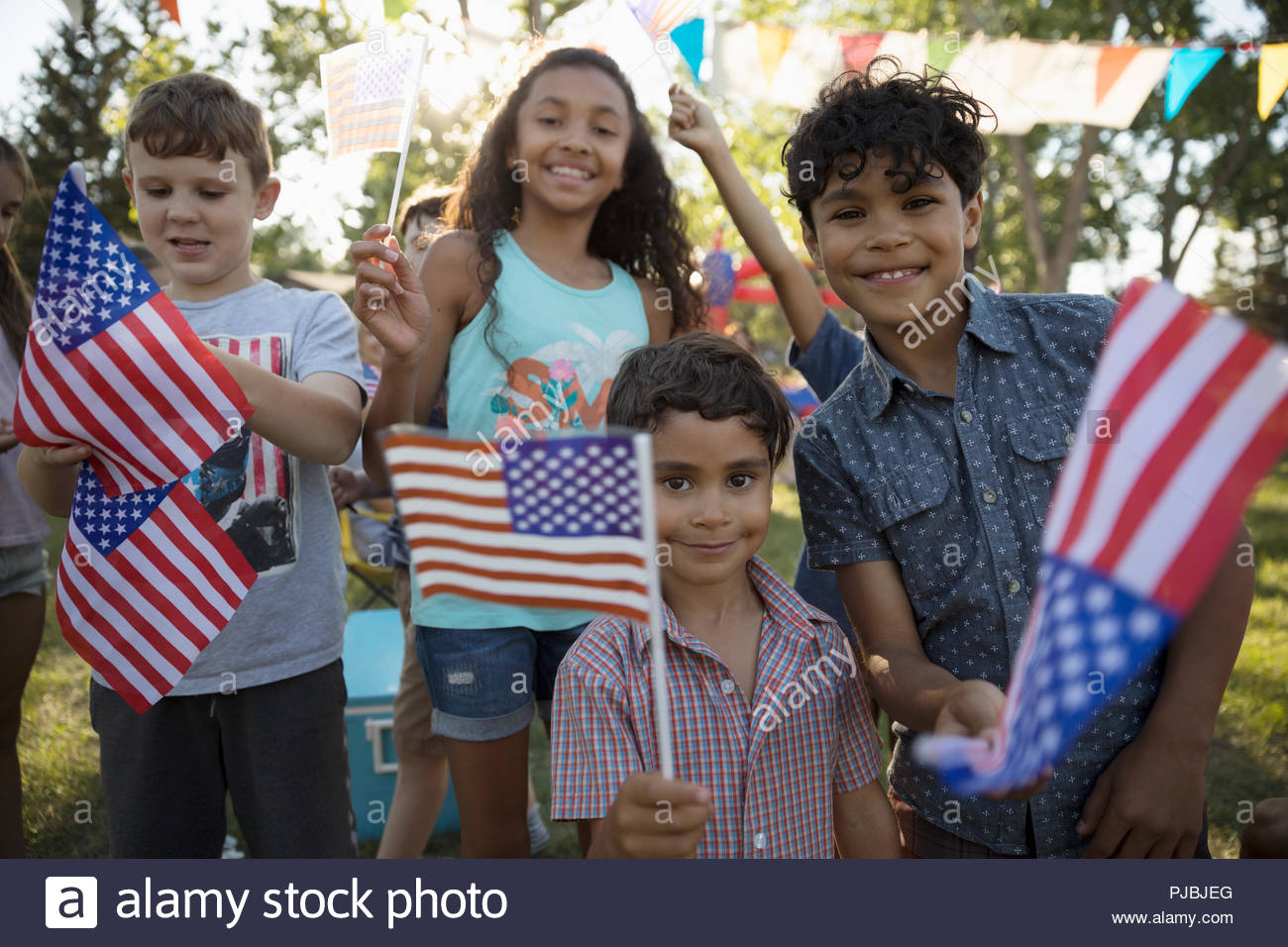 Group of kids waving hi-res stock photography and images - Alamy