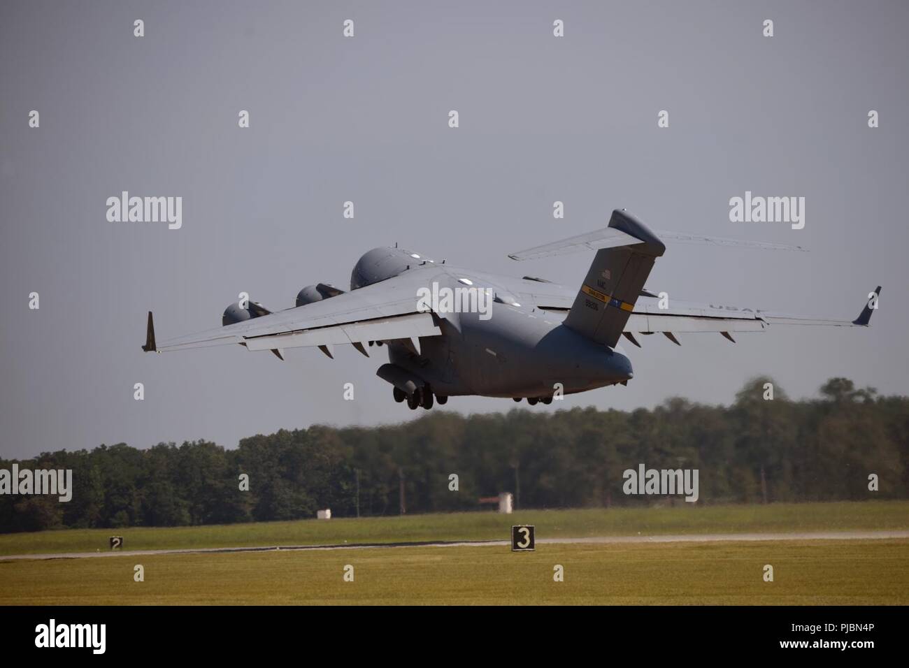 A U.S. Air Force C-17 Globemaster III large transport aircraft from ...