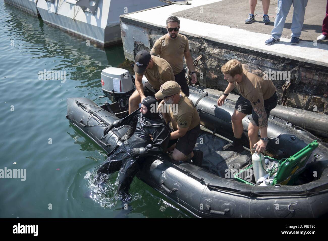 Royal canadian navy sailors hi-res stock photography and images - Alamy