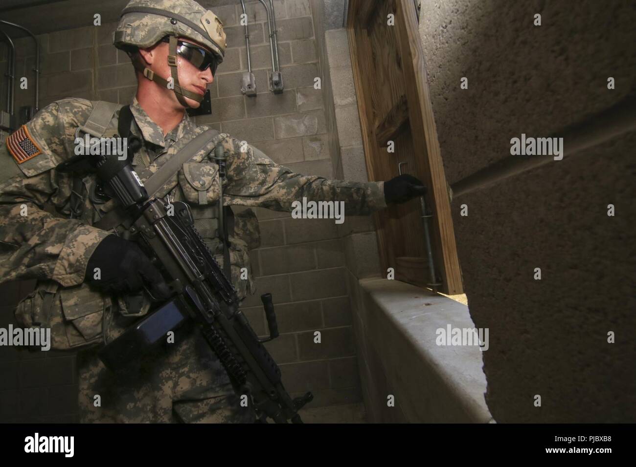 A U.S. Army National Guard M249 gunner from Bravo Company, 1st ...