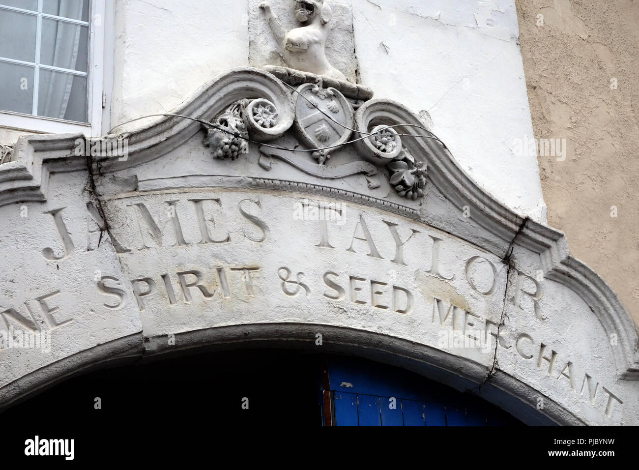Courtyard door doorway arch house hi-res stock photography and images ...