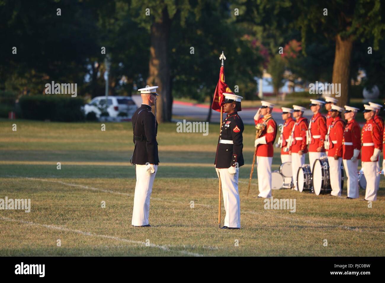 Us army color guard attention hi-res stock photography and images - Alamy