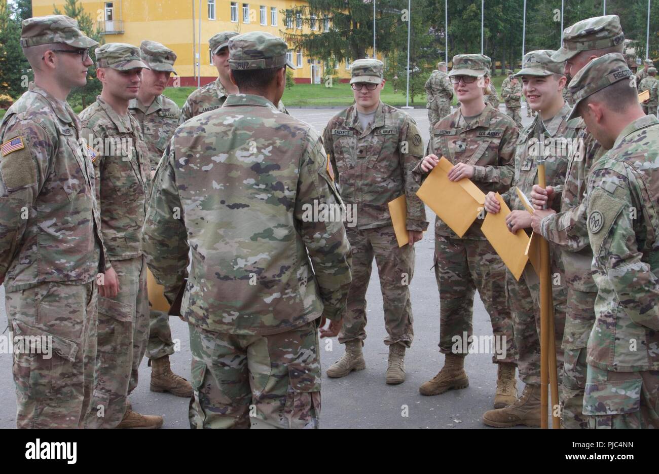 Basic combat training graduation hi-res stock photography and images ...