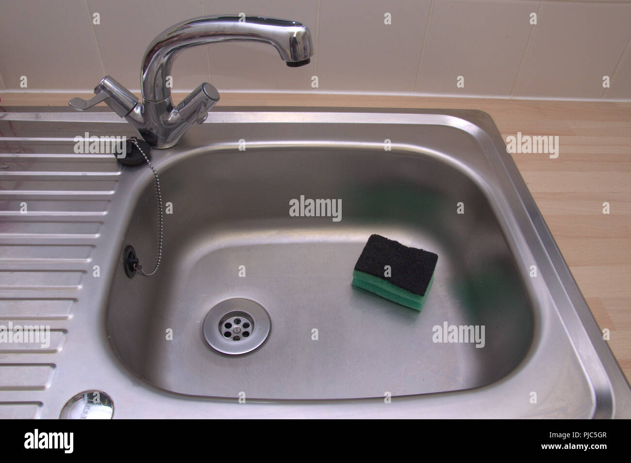 Stainless steel kitchen sink hi-res stock photography and images - Alamy