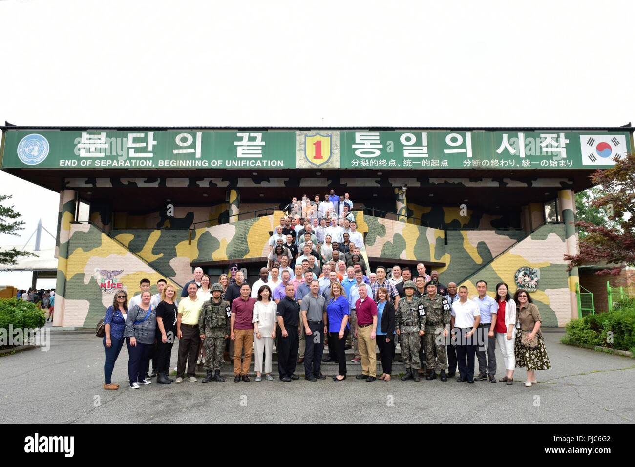 2nd Infantry Division/ROK-U.S. Combined Division leadership and members ...