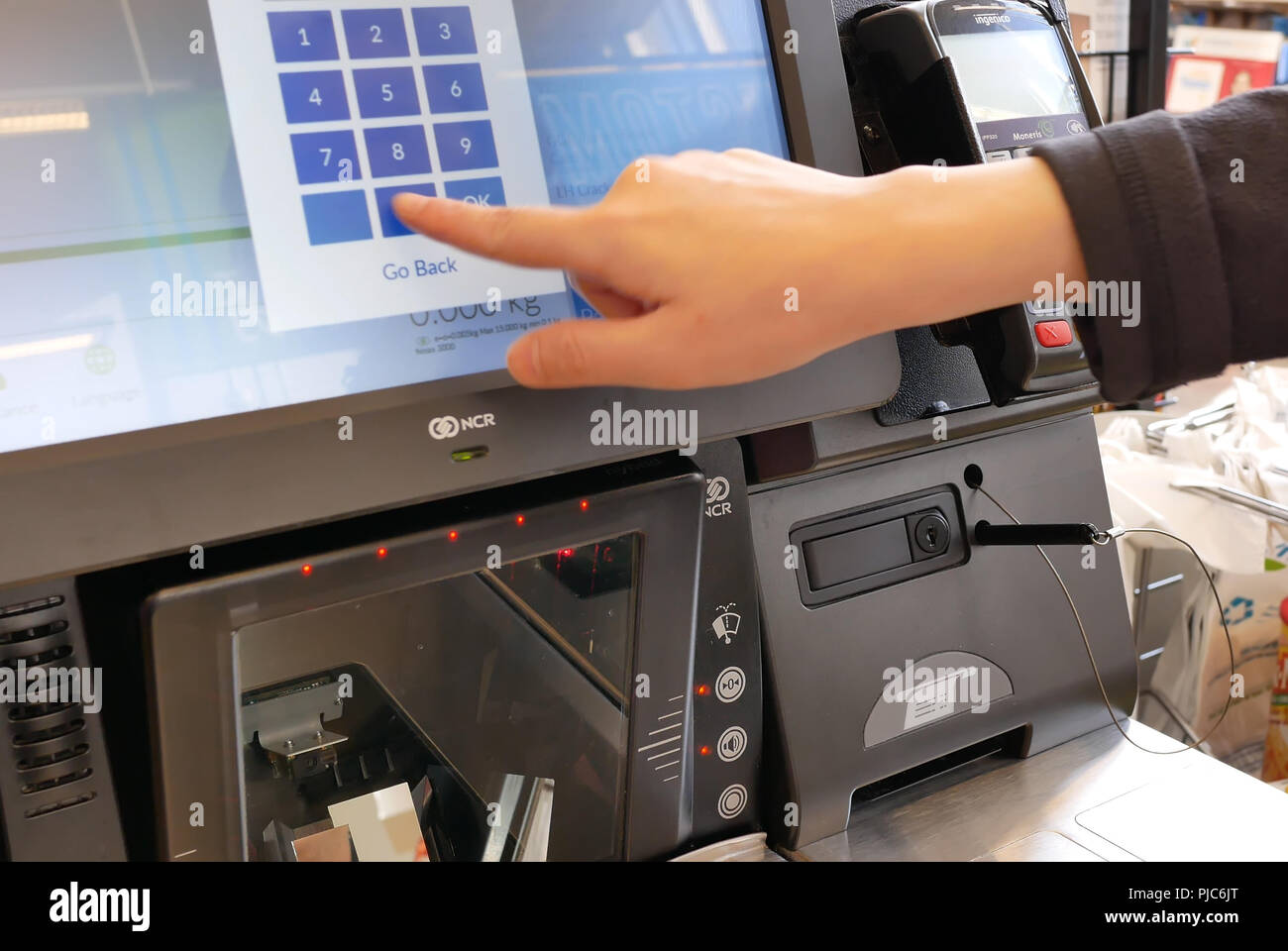 Supermarket self scanning hi-res stock photography and images - Alamy