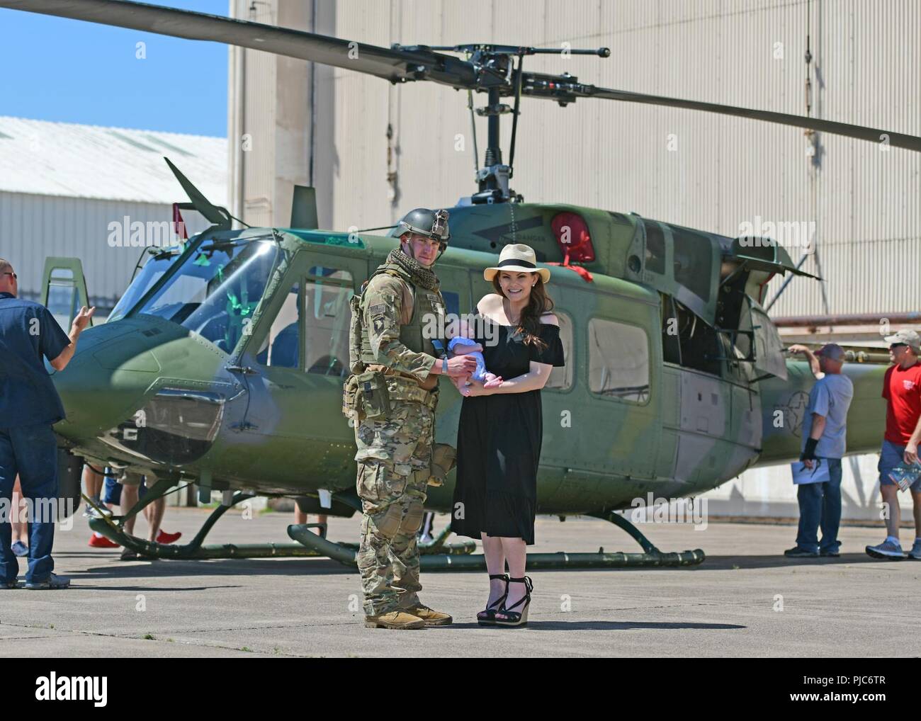 Us army national guard recruiter hi-res stock photography and images ...