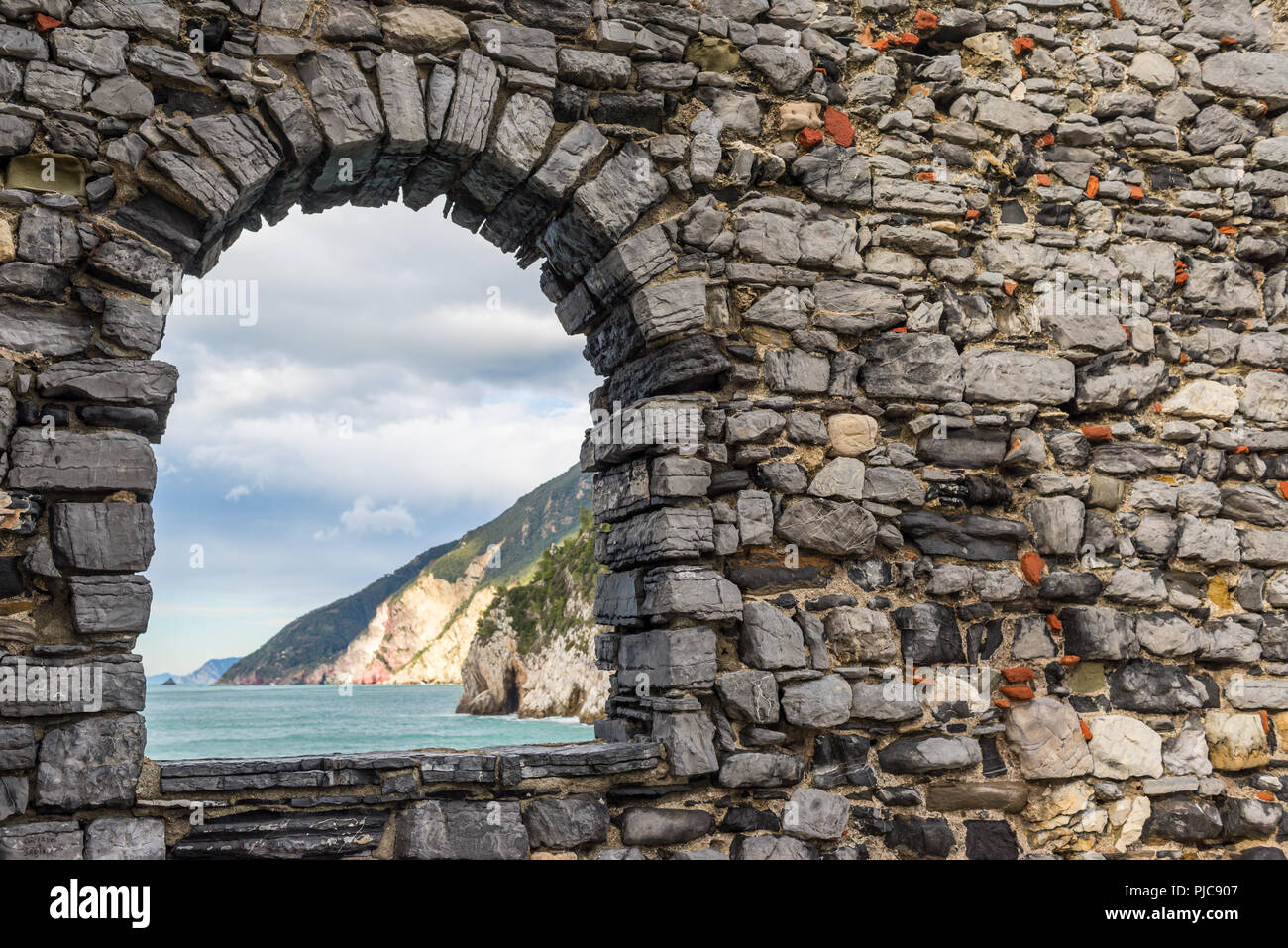 Window wall arch stone hi-res stock photography and images - Alamy