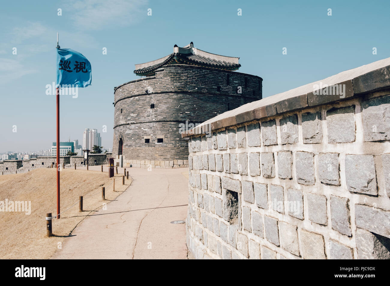 Korean traditional castle building hi-res stock photography and images ...