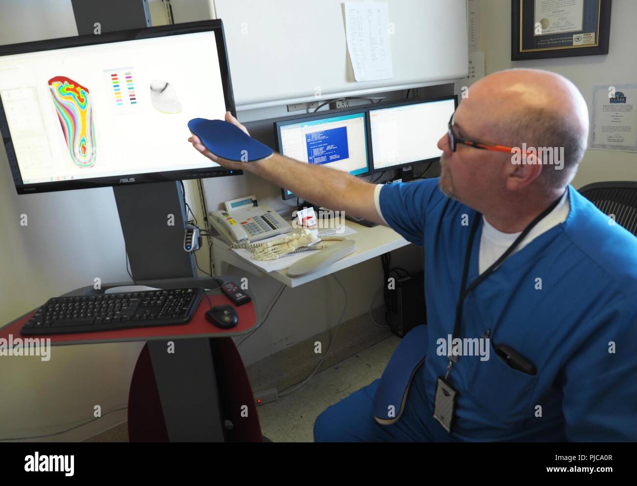 Foot sizing hi-res stock photography and images - Alamy