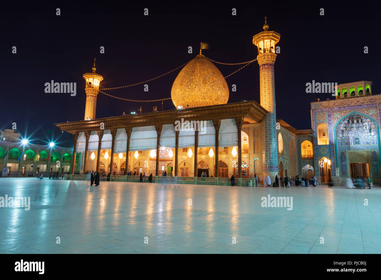 Shah cheragh mosque shiraz exterior hi-res stock photography and images ...
