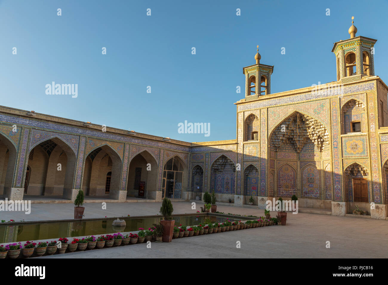 Shah cheragh mosque shiraz exterior hi-res stock photography and images ...