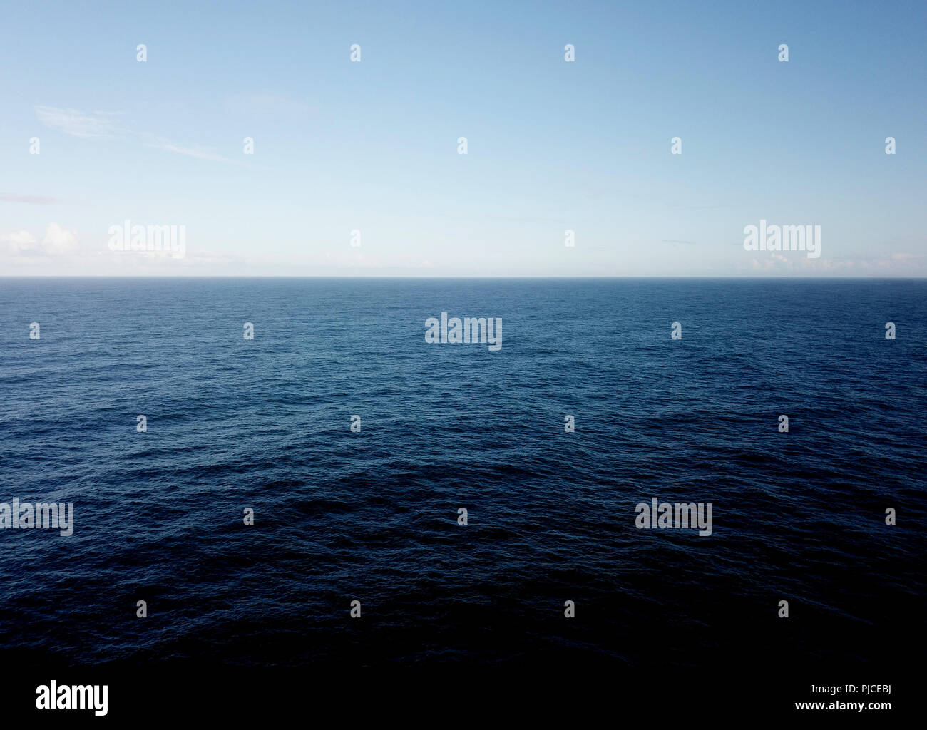 Ocean surface horizon hi-res stock photography and images - Alamy