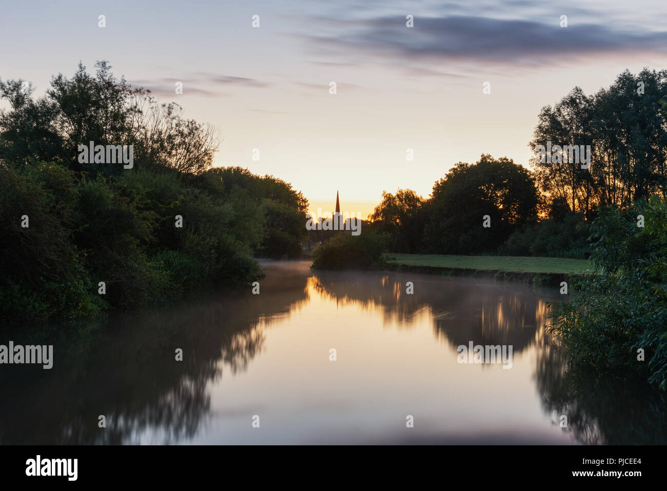 Beautiful sunrise landscape image of River Thames at Lechlade-on-Thames ...