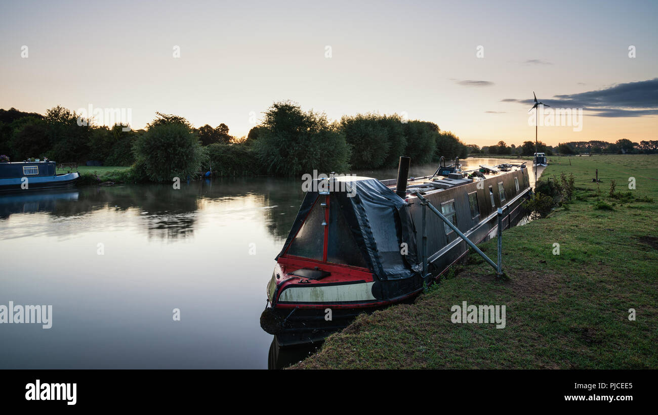 Beautiful sunrise landscape image of River Thames at Lechlade-on-Thames ...