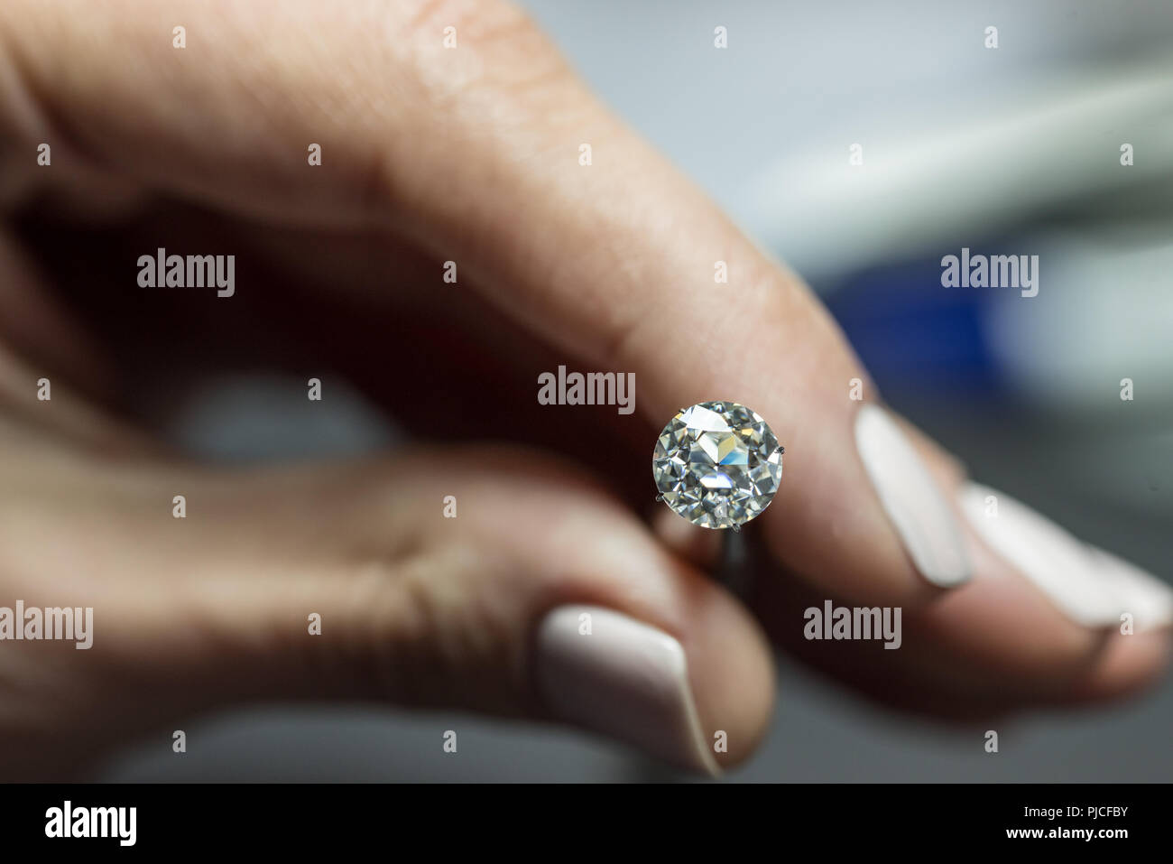 Tweezers diamonds hi-res stock photography and images - Alamy