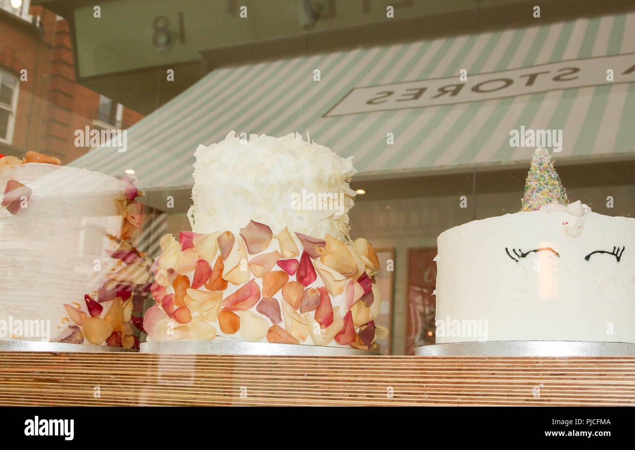 Cutter & Squidge, 20 Brewer St, London. Cakes in the window Stock Photo ...