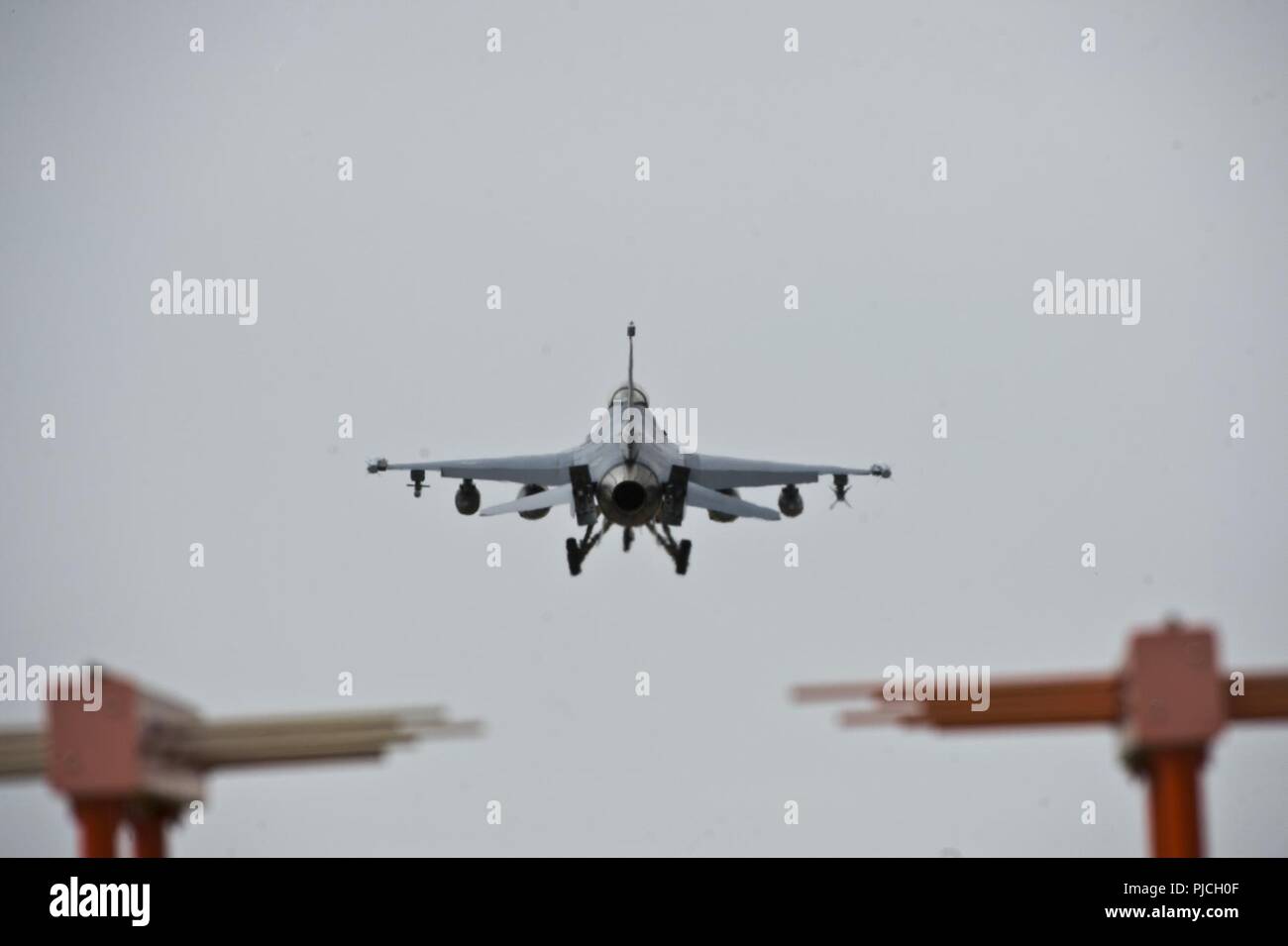 An f 16 fighting falcon from aviano air base hi-res stock photography ...