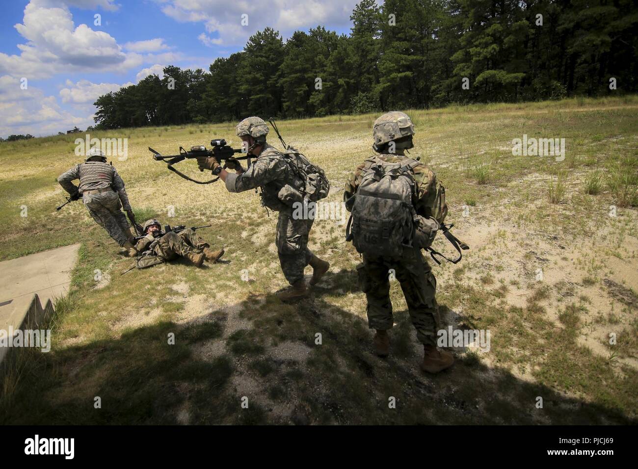 U.S. Army National Guard Soldiers from Charlie Company, 1st Battalion ...