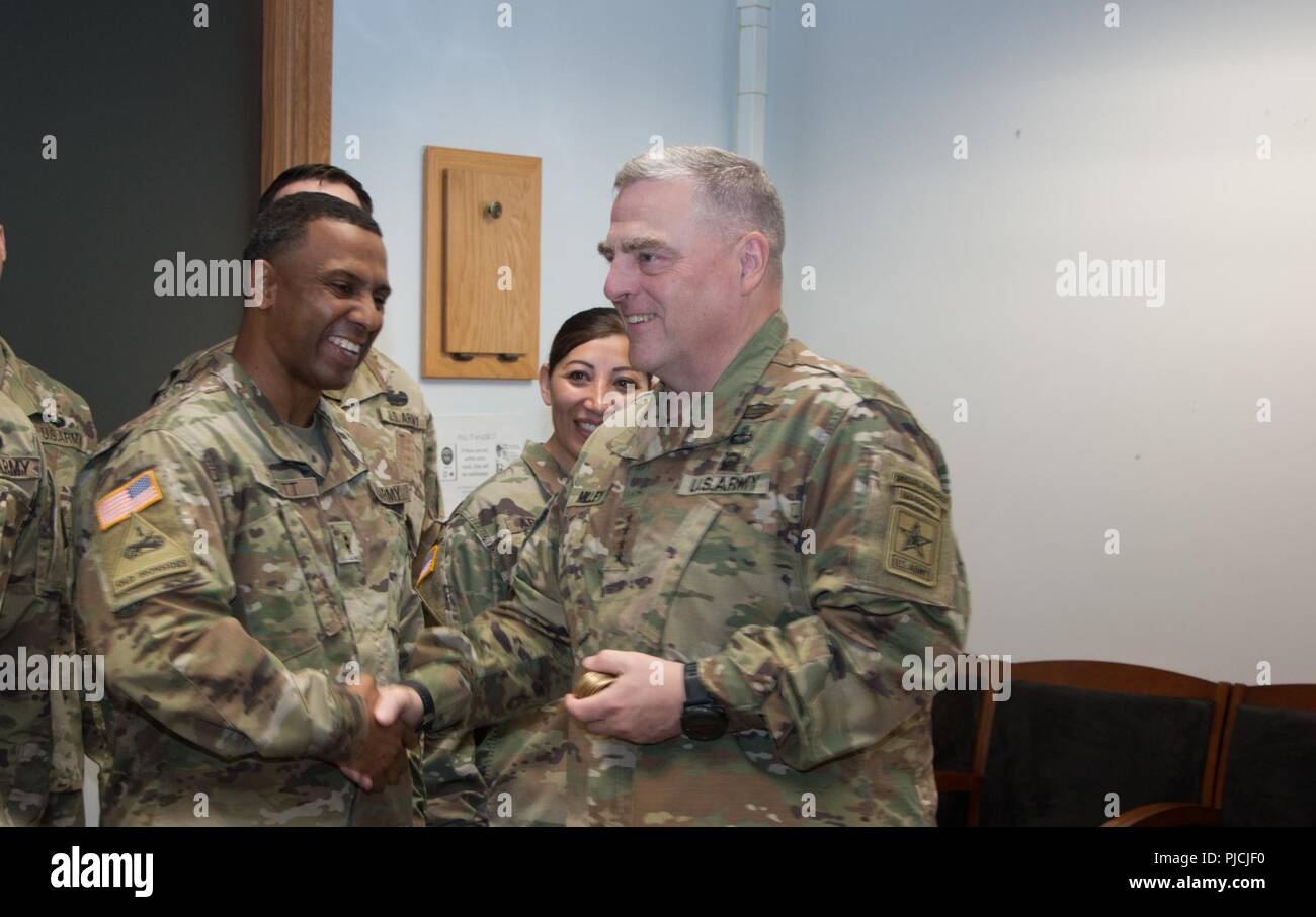 Army award maintenance excellence hi-res stock photography and images ...