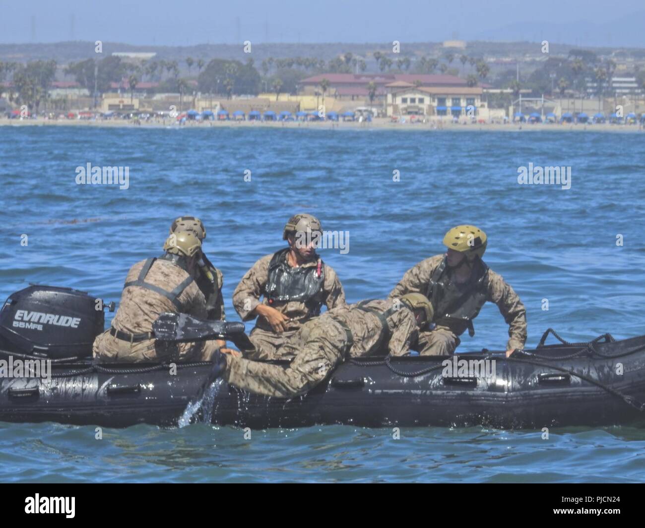 Australia clearance diving team hi-res stock photography and images - Alamy