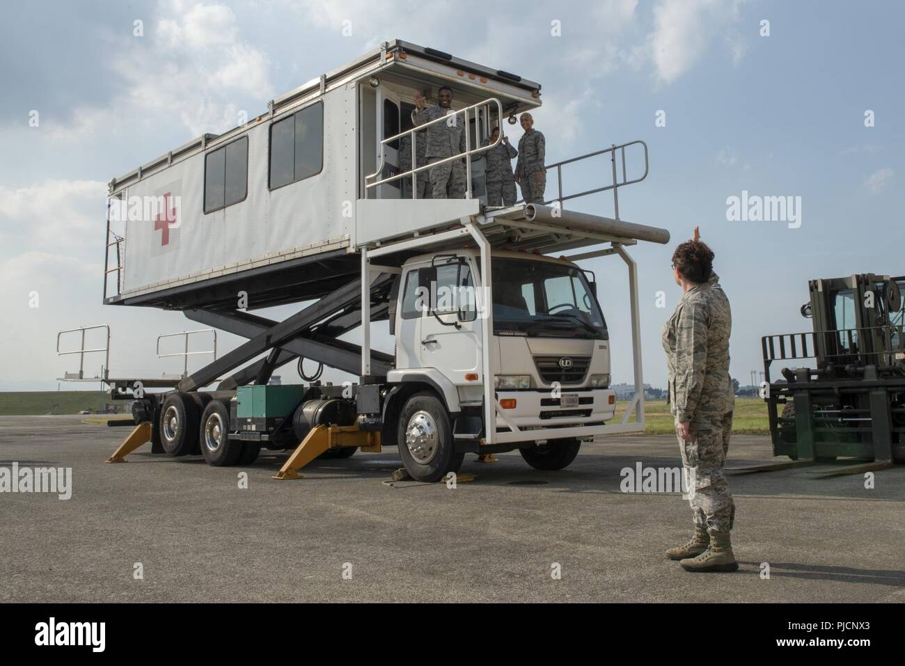 374 airlift wing hi-res stock photography and images - Alamy