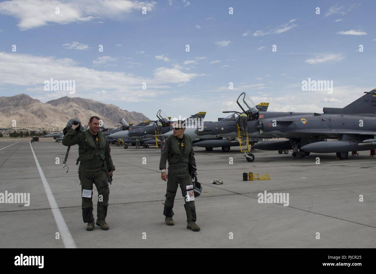 Red flag flightline hi-res stock photography and images - Alamy