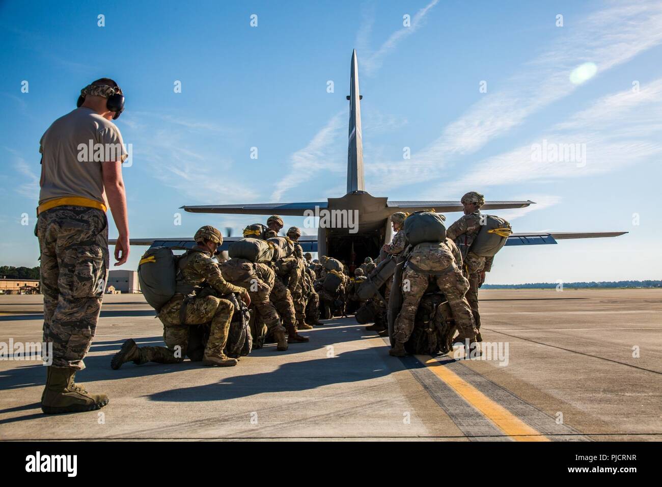 82nd airborne paratroopers loads a C-17 for a during a Deployment ...