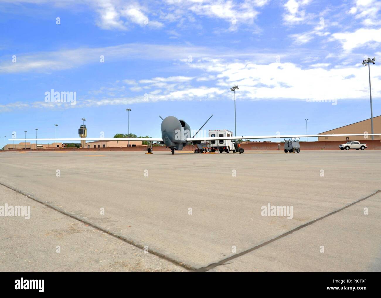 U.s. navy rq 4 aircraft hi-res stock photography and images - Alamy