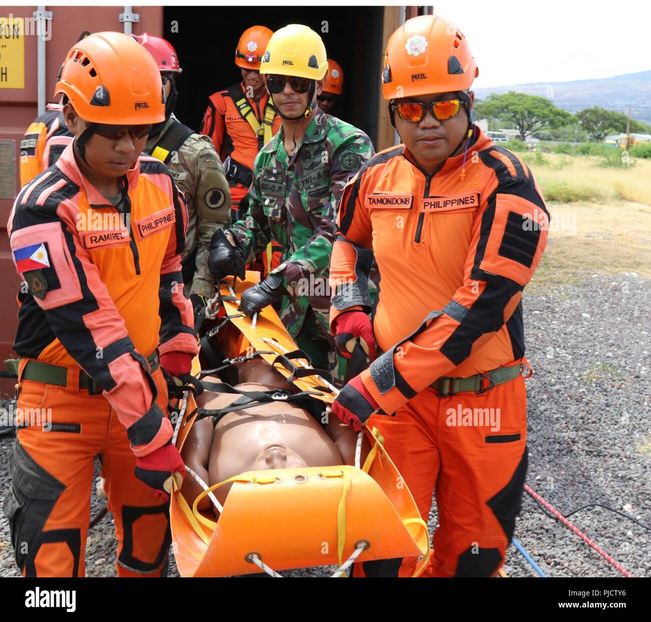 Soldiers of the Hawaii Army National Guard, Indonesian National ...